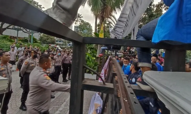 Aliansi PMII dan KSPI Demo Kenaikan BBM di depan Gedung Balai Kota DKI ...
