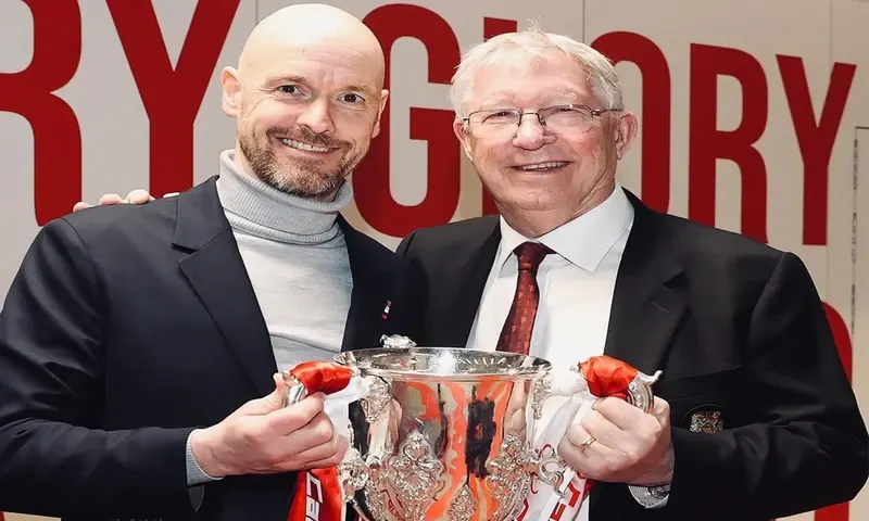 Kocak! Erik Ten Hag Hampir Tinggalkan Trofi Carabao Cup di Ruang ...