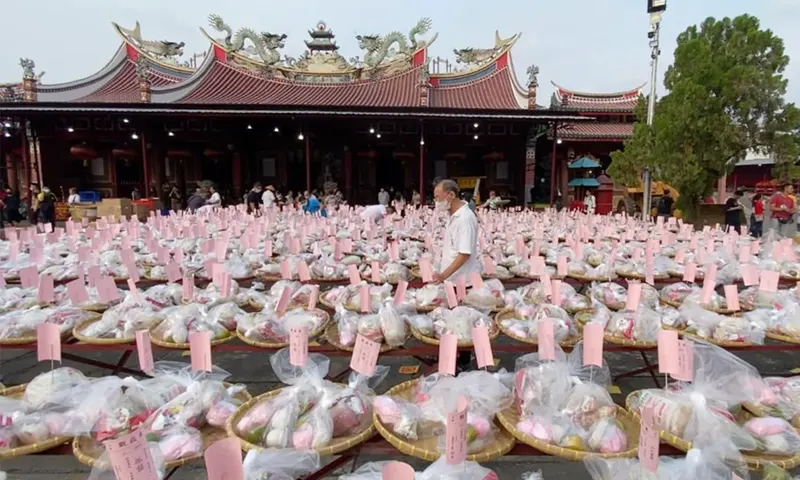 Ritual Memberi Makan Hantu Etnis Tionghoa Medan di Hungry Ghost Festival